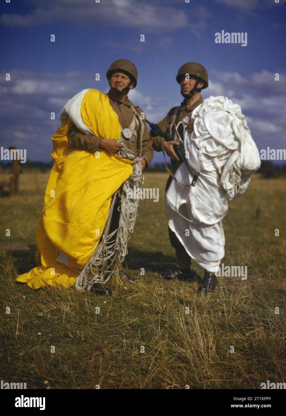 Parachutes ww2 hi-res stock photography and images - Alamy