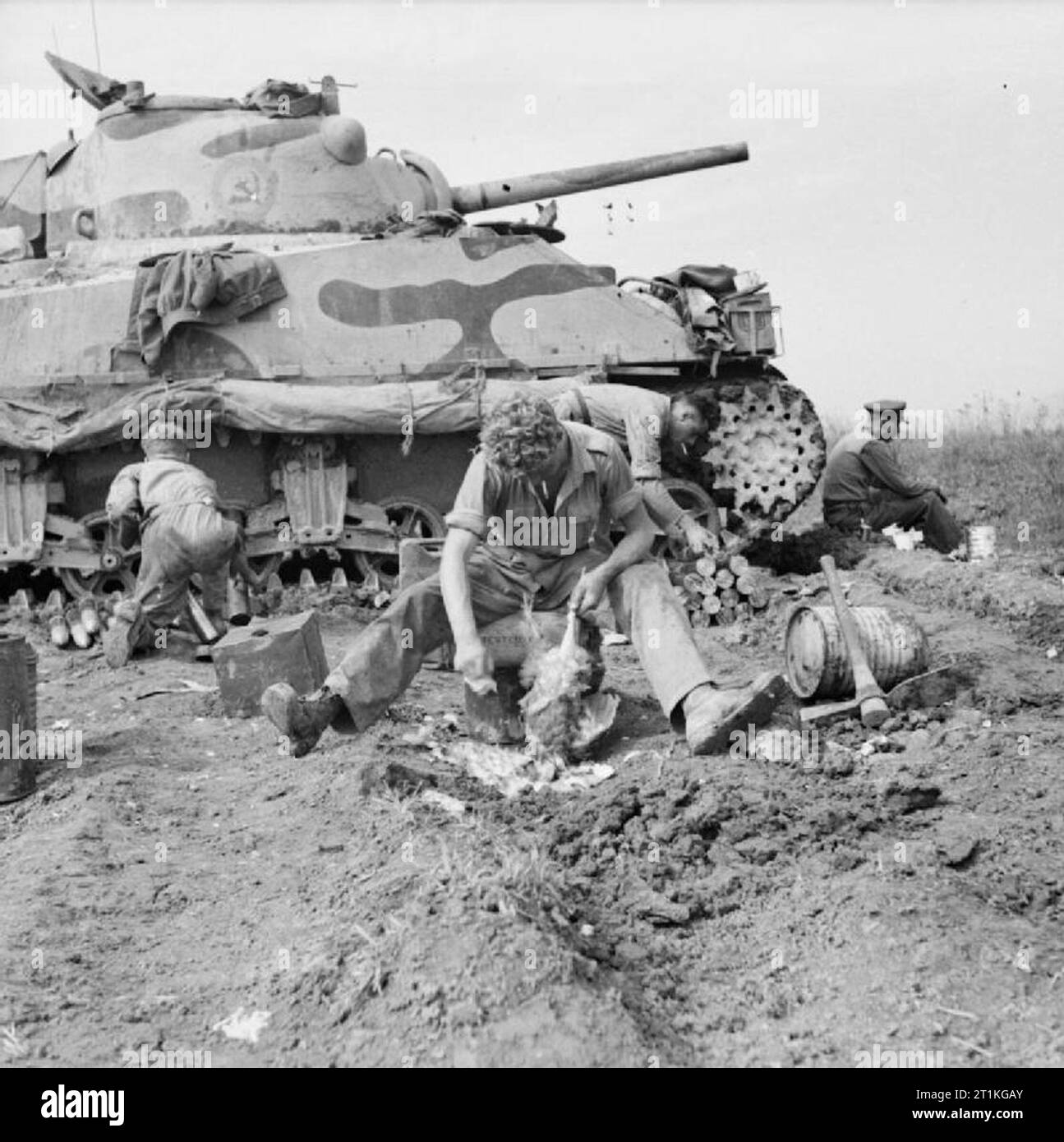 The British Army in Italy 1943 Activity around a Sherman tank - routine ...