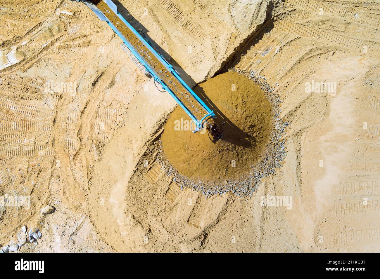 Processing crushed cone type rock crusher, conveying granite gravel ...