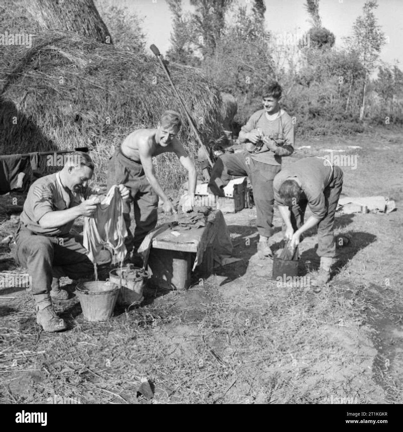 The British Army in Italy 1943 Men of 5th Sherwood Foresters do their ...