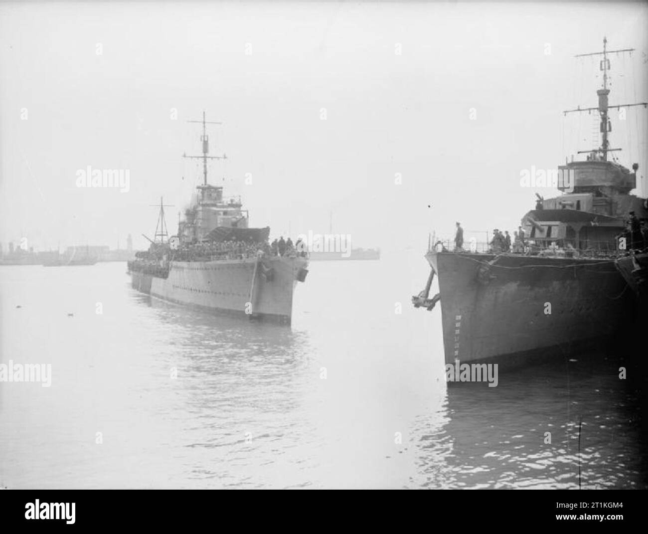 Dunkirk 26-29 May 1940 A British destroyer arrives at Dover carrying ...