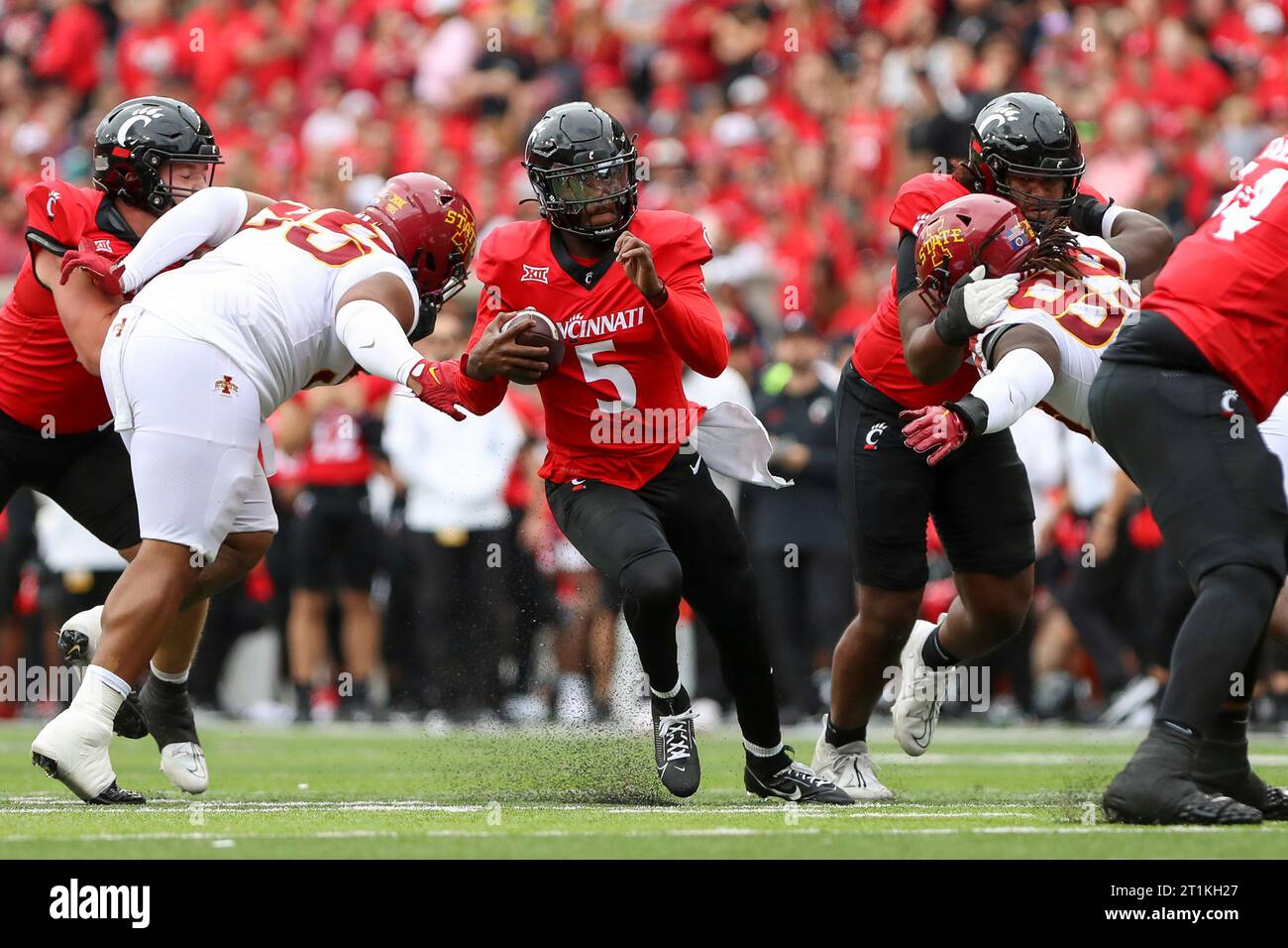 CINCINNATI, OH - OCTOBER 14: Cincinnati Bearcats quarterback Emory ...
