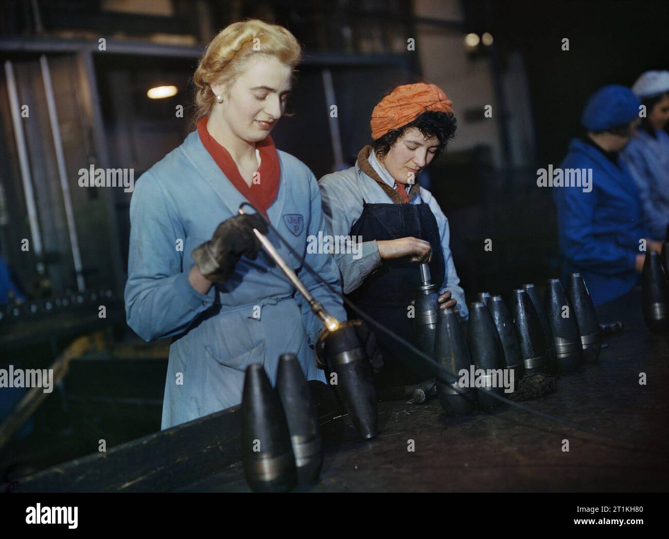 Women workers checking 25-pounder artillery shells at the small arms ...