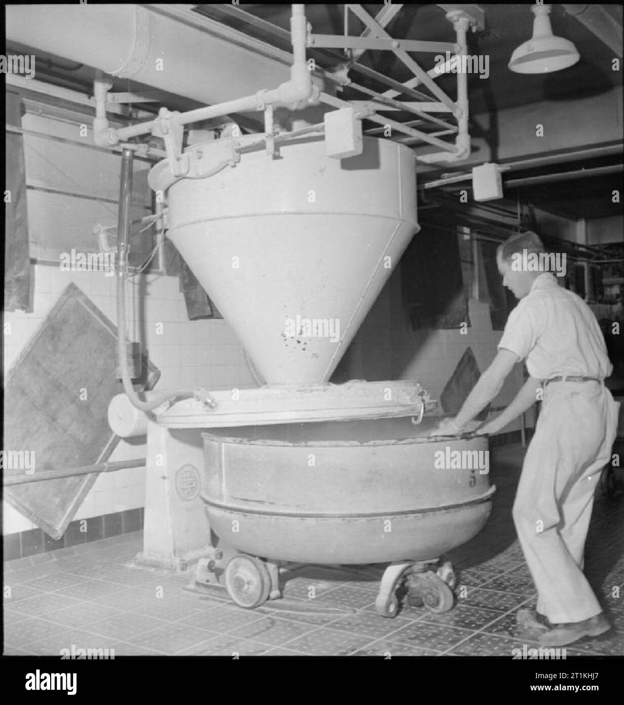 A Modern Bakery The Work Of Wonder Bakery Wood Green London England Uk 1944 A Worker At