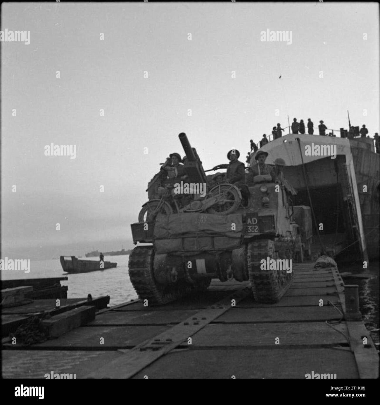 The British Army in Italy 1944 A Priest 105mm self-propelled gun comes ...