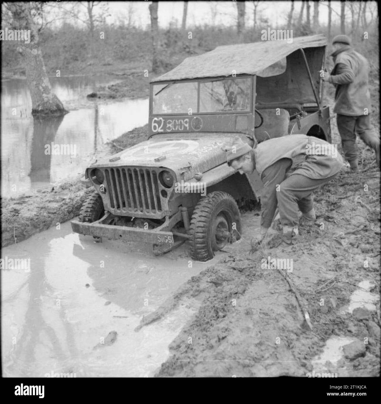 The British Army in Italy 1944 The crew of a jeep attempt to dig out ...
