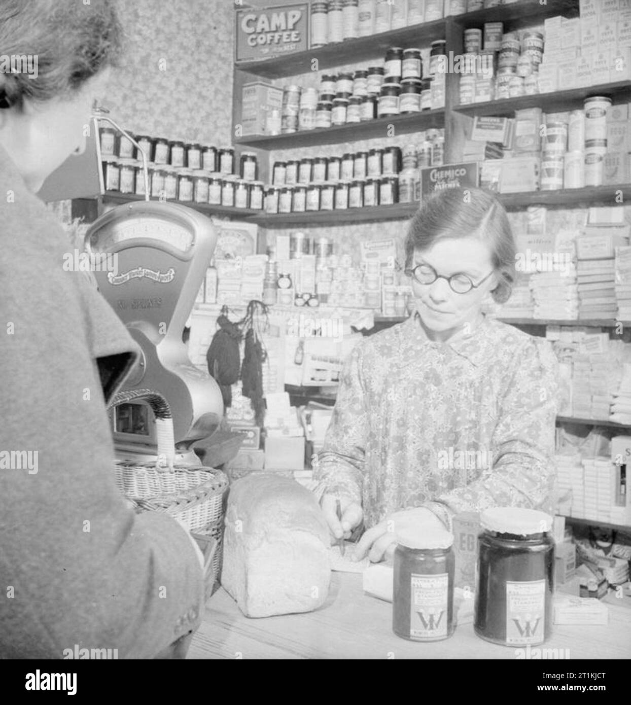 Ww2 uk food production hi-res stock photography and images - Alamy