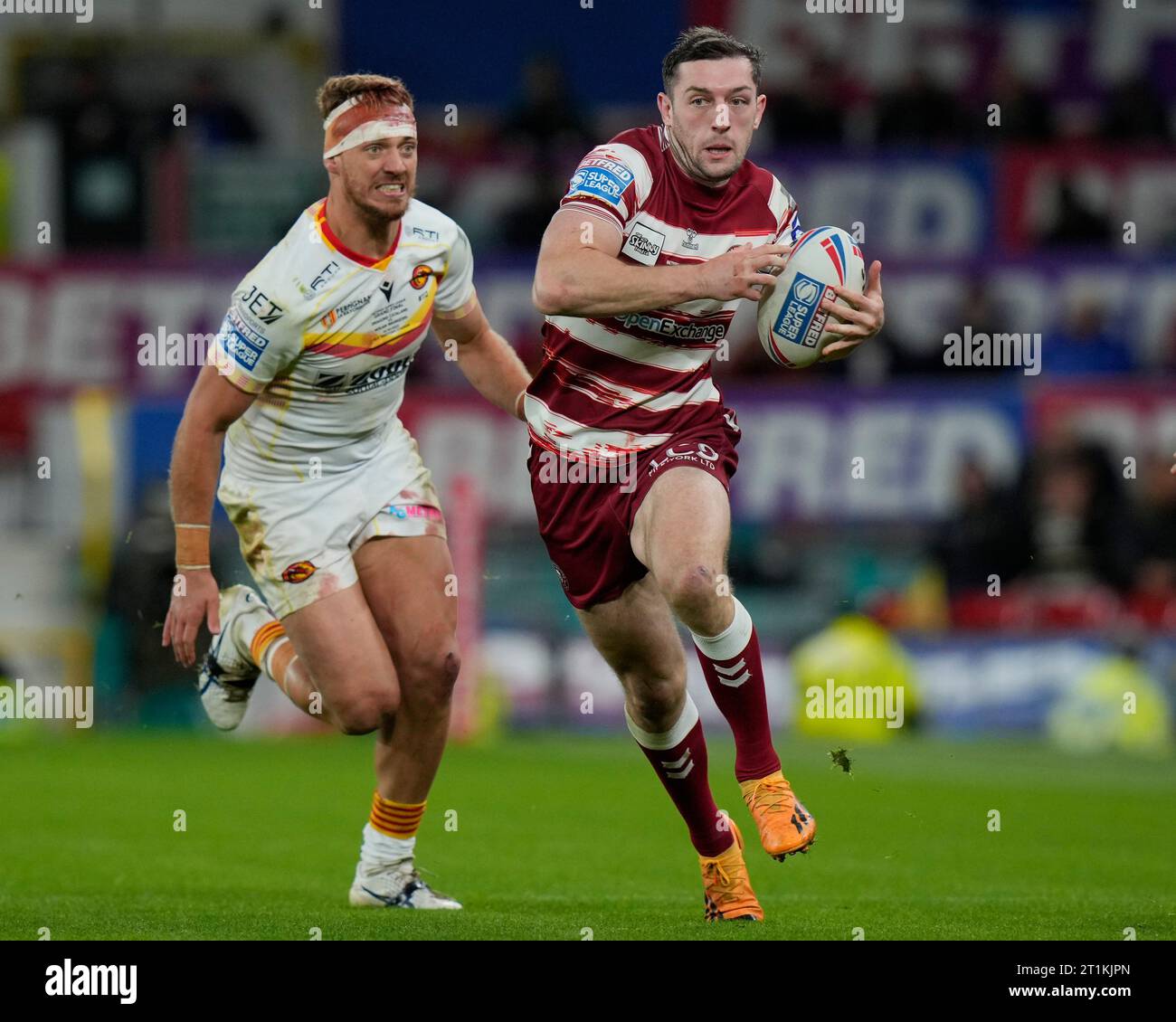 Jake Wardle #4 of Wigan Warriors makes a break during the Betfred Super ...