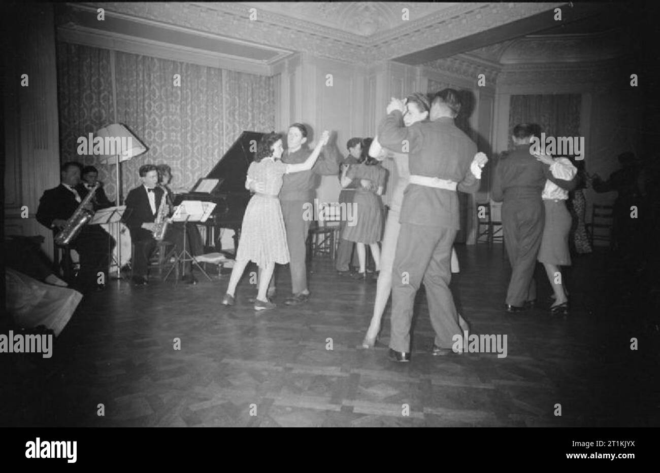 Ballroom dance 1945 dance hi-res stock photography and images - Alamy