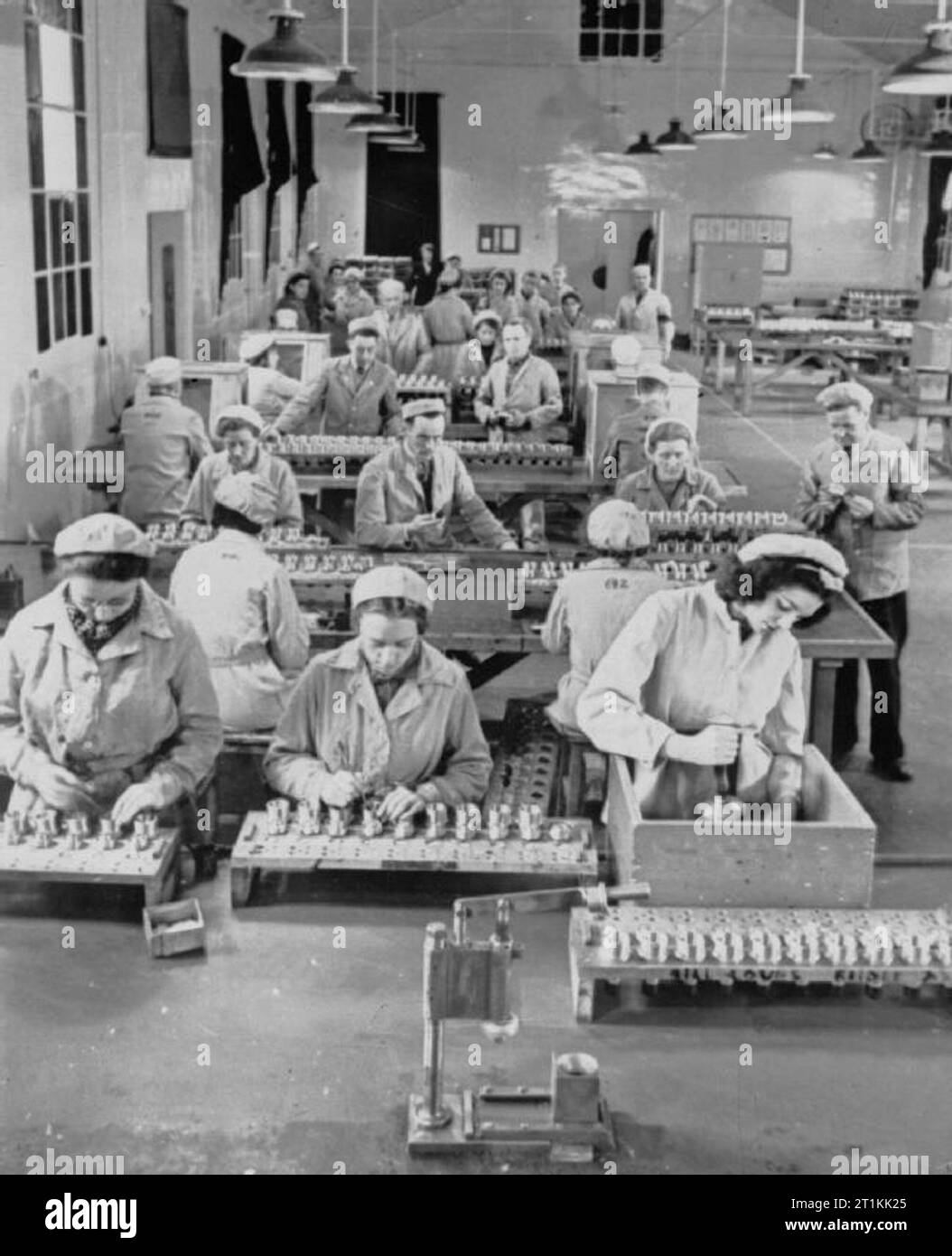 Everyday Life at a Ministry of Supply Shell Filling Factory, England ...