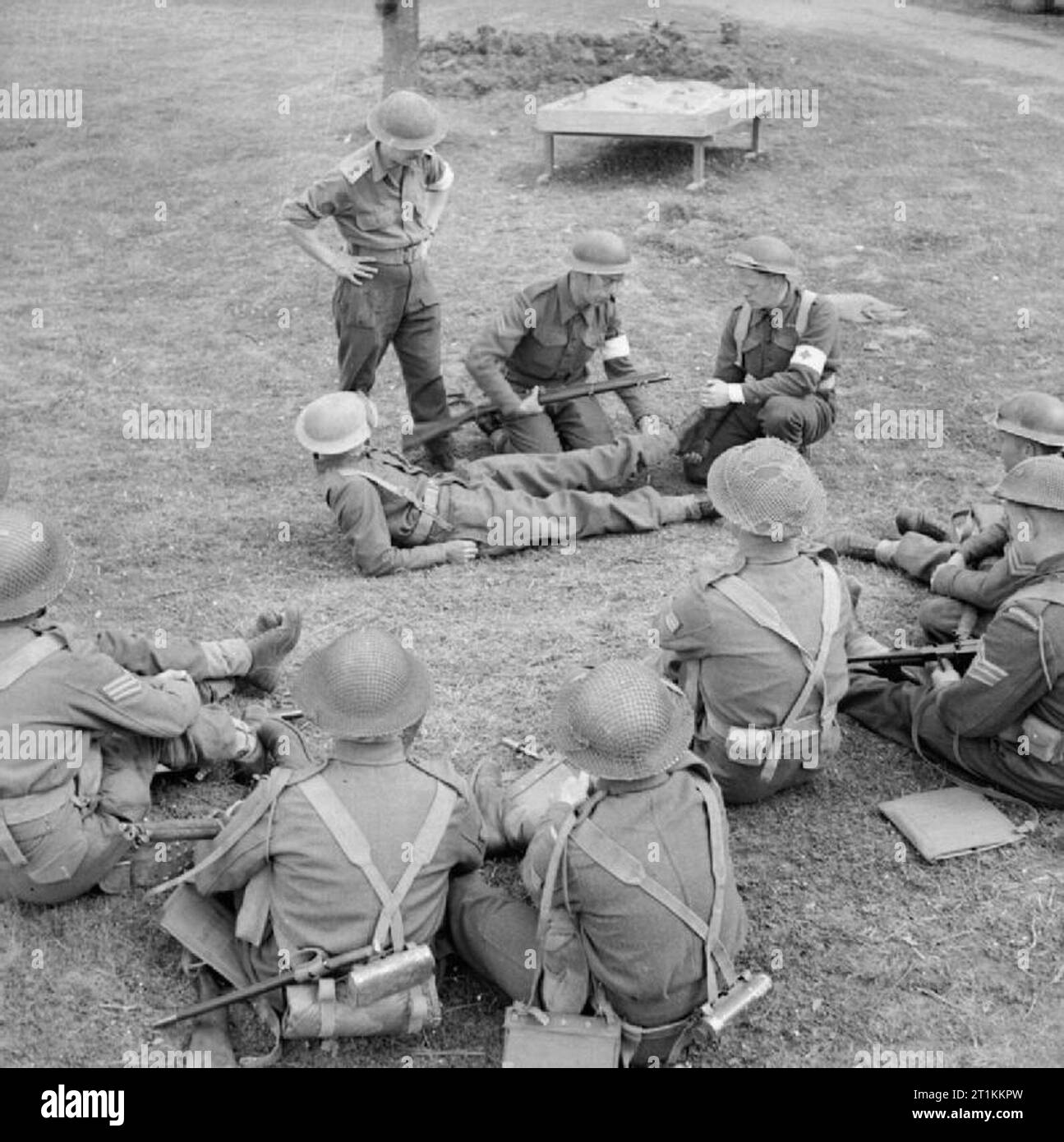 The British Army in Italy 1944 Lieutenant W Hawthorne RAMC instructs ...