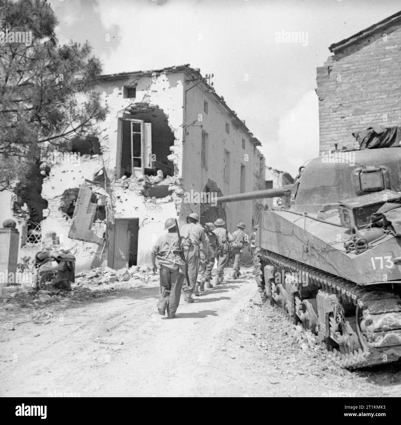 The British Army in Italy 1944 Infantry of the 6th Inniskillings and a ...
