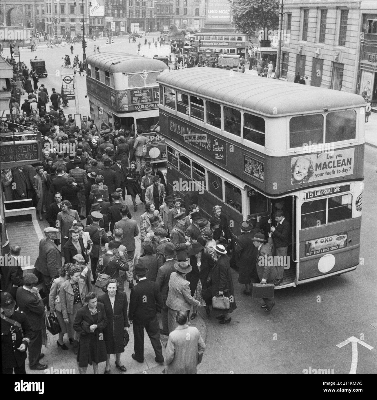 London at War, 1942 Crowds of men and women, including servicemen ...