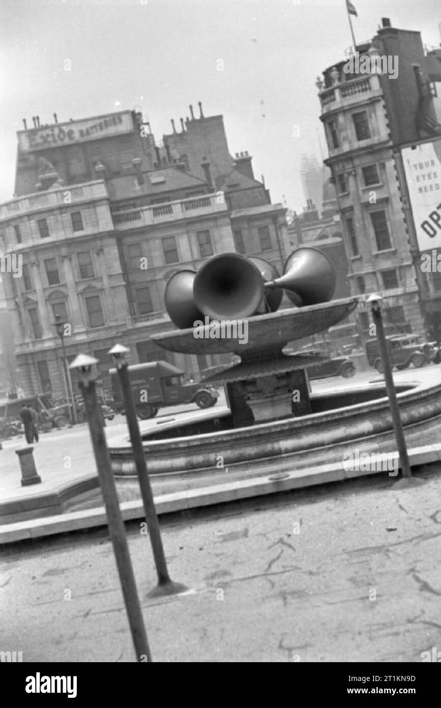 Loudspeakers in Trafalgar Square, London, England, UK, 1941 A view of ...