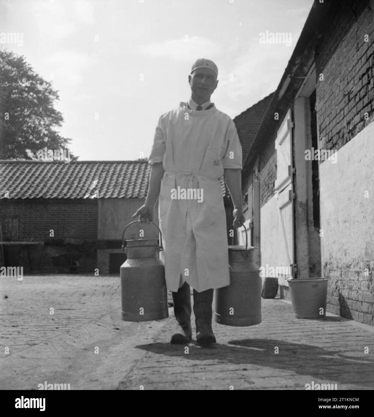 Ww2 milk churns hi-res stock photography and images - Alamy