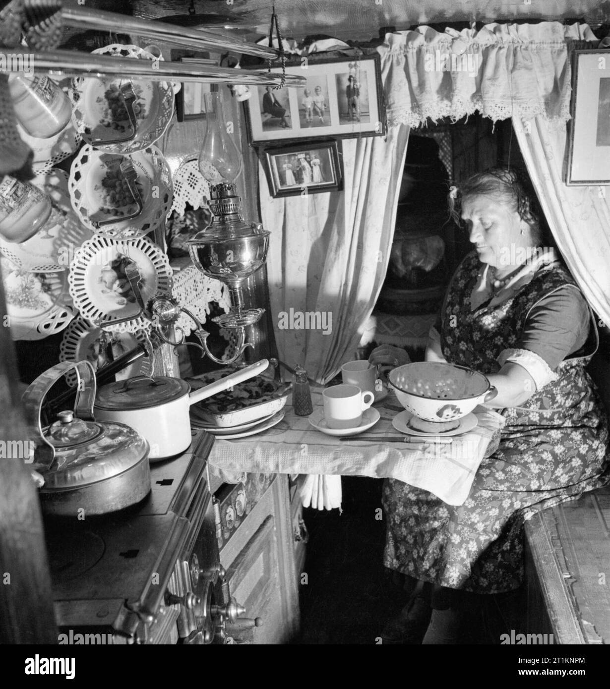 Ww2 family meal hi-res stock photography and images - Alamy