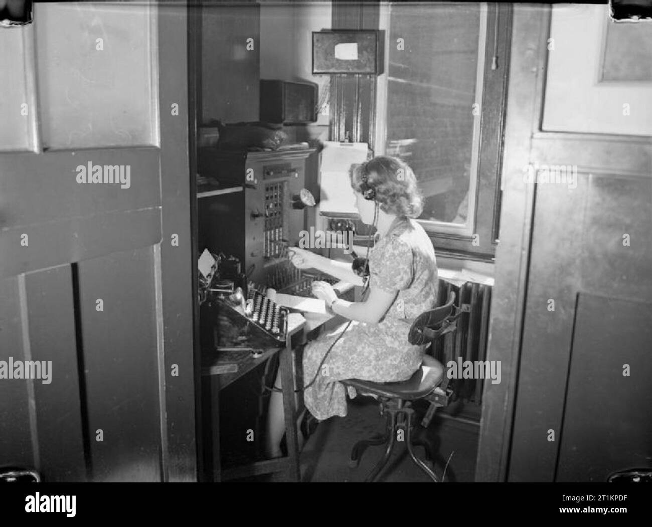 People at work in Wartime- Everyday Life in Wartime Britain, 1940 A ...