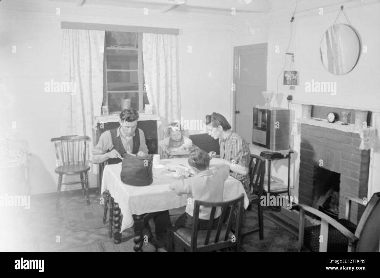 Ww2 family meal hi-res stock photography and images - Alamy