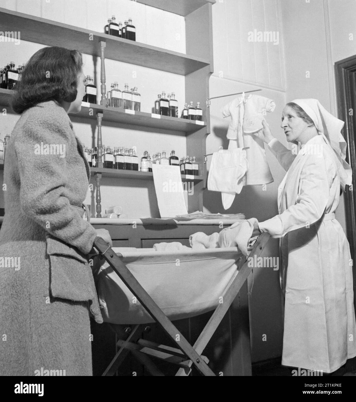 Nursing in the world war 2 hi-res stock photography and images - Alamy