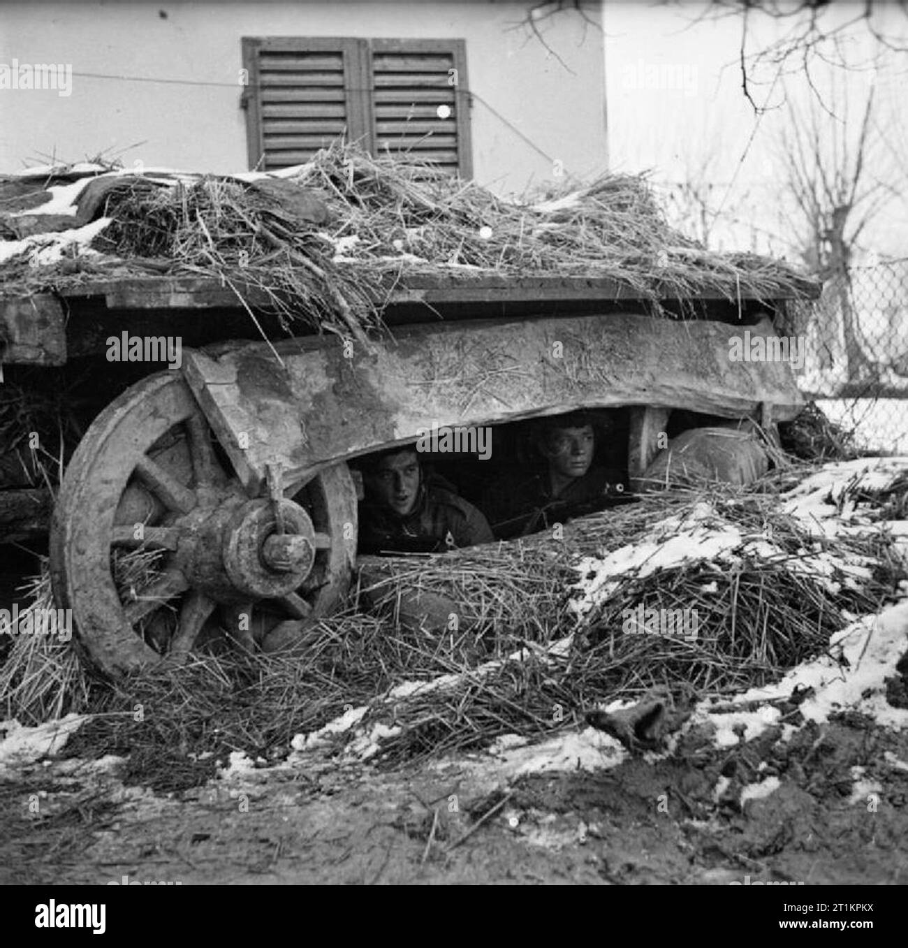 The British Army in Italy 1945 Men of 2/7th Queen's Regiment man a ...
