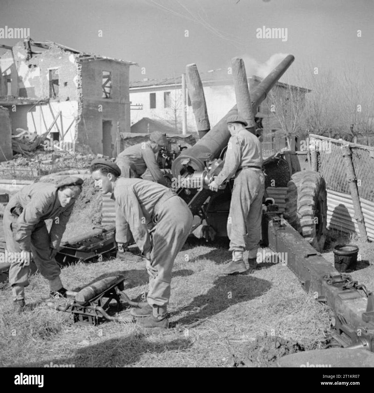 The British Army in Italy 1945 5.5-inch gun of 70th Medium Regiment in ...