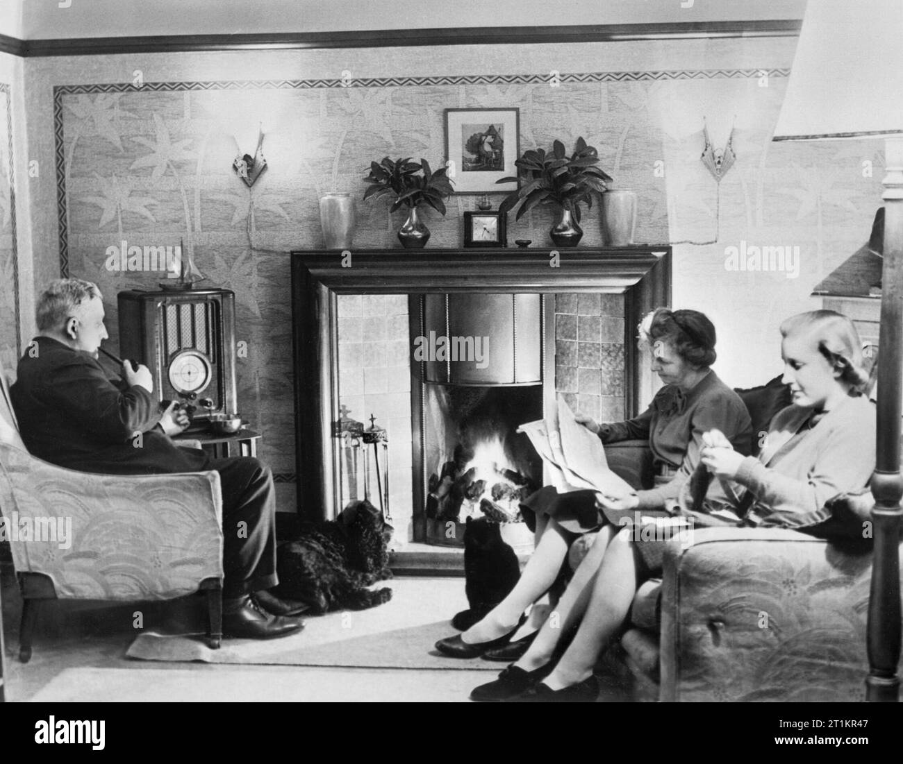 Ww2 radio listening Black and White Stock Photos & Images - Alamy