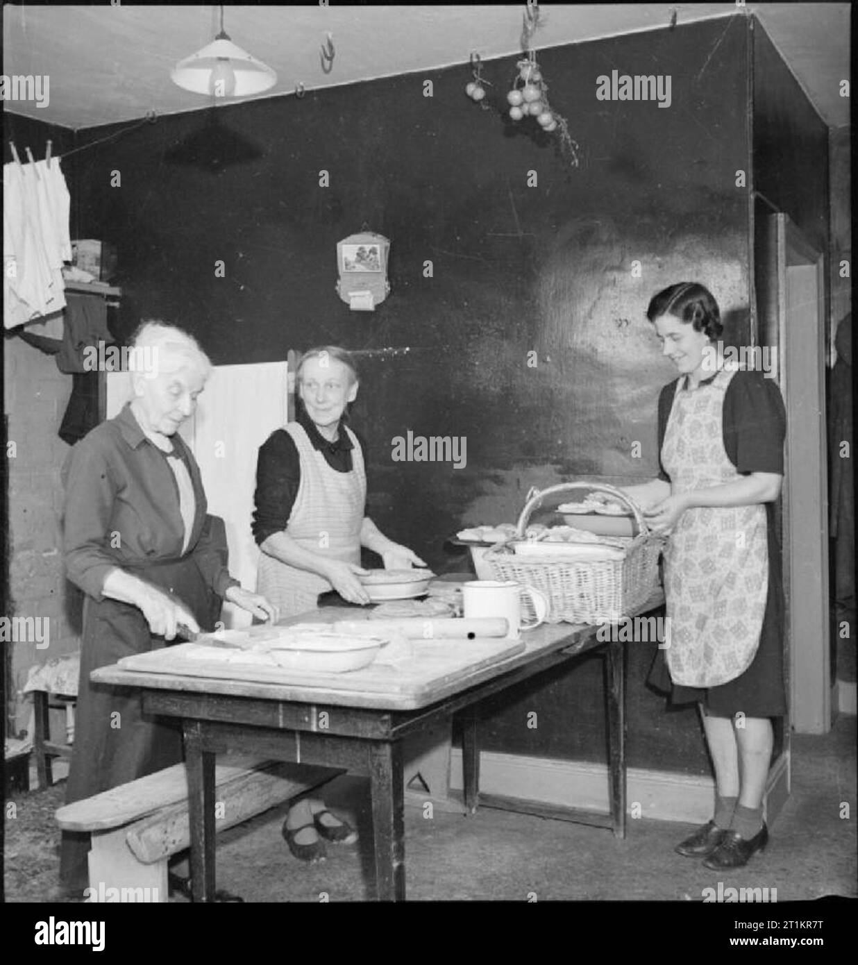 Ww2 family meal hi-res stock photography and images - Alamy