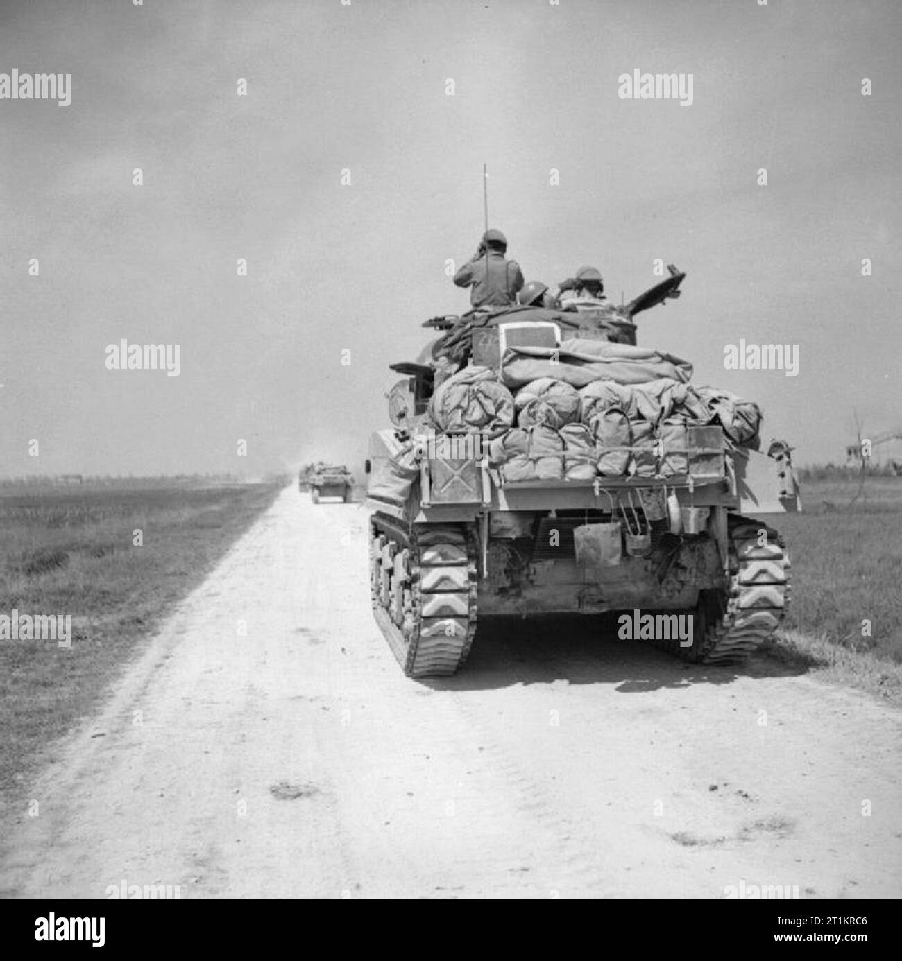 The British Army in Italy 1945 Sherman tanks advance, 11 April 1945 ...