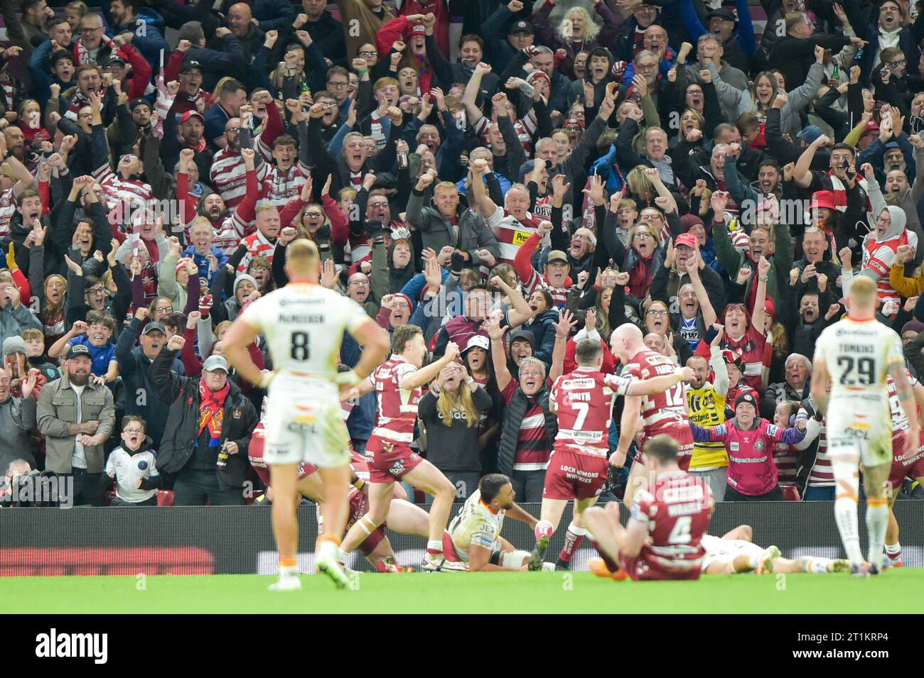 Wigan fans celebrate Liam Farrell #12 of Wigan Warriors try during the ...