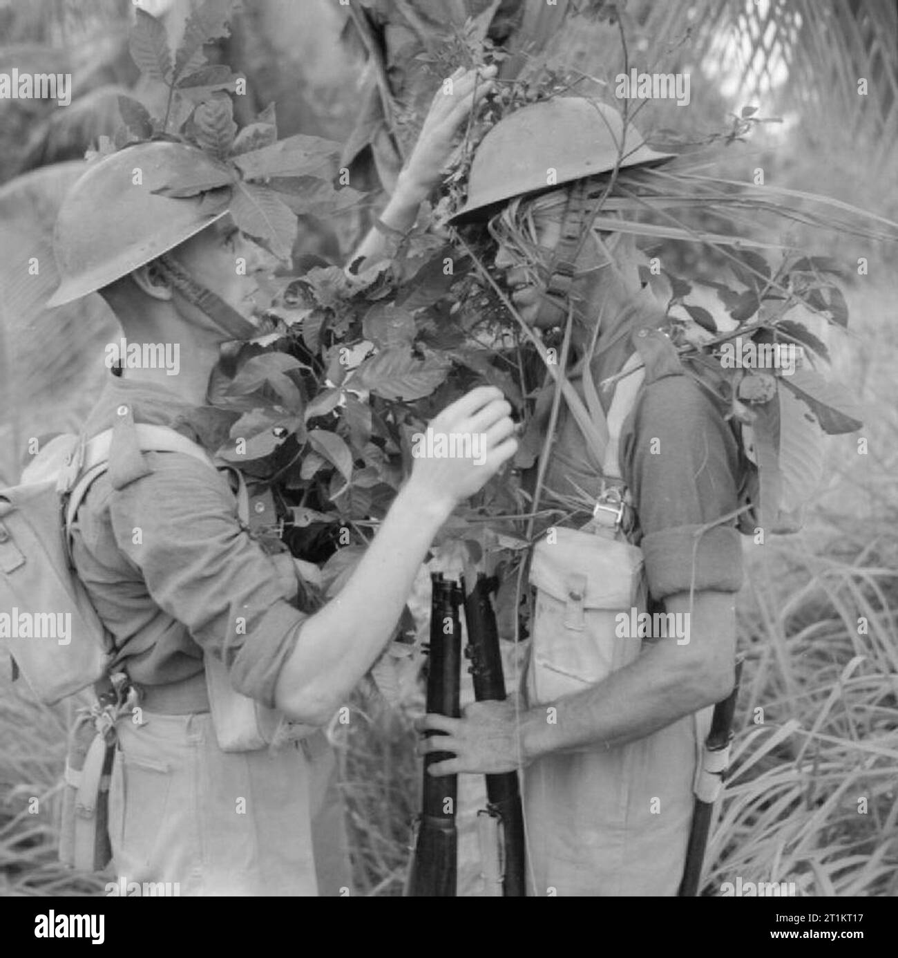 The British Army in Malaya 1941 British troops camouflage themselves ...