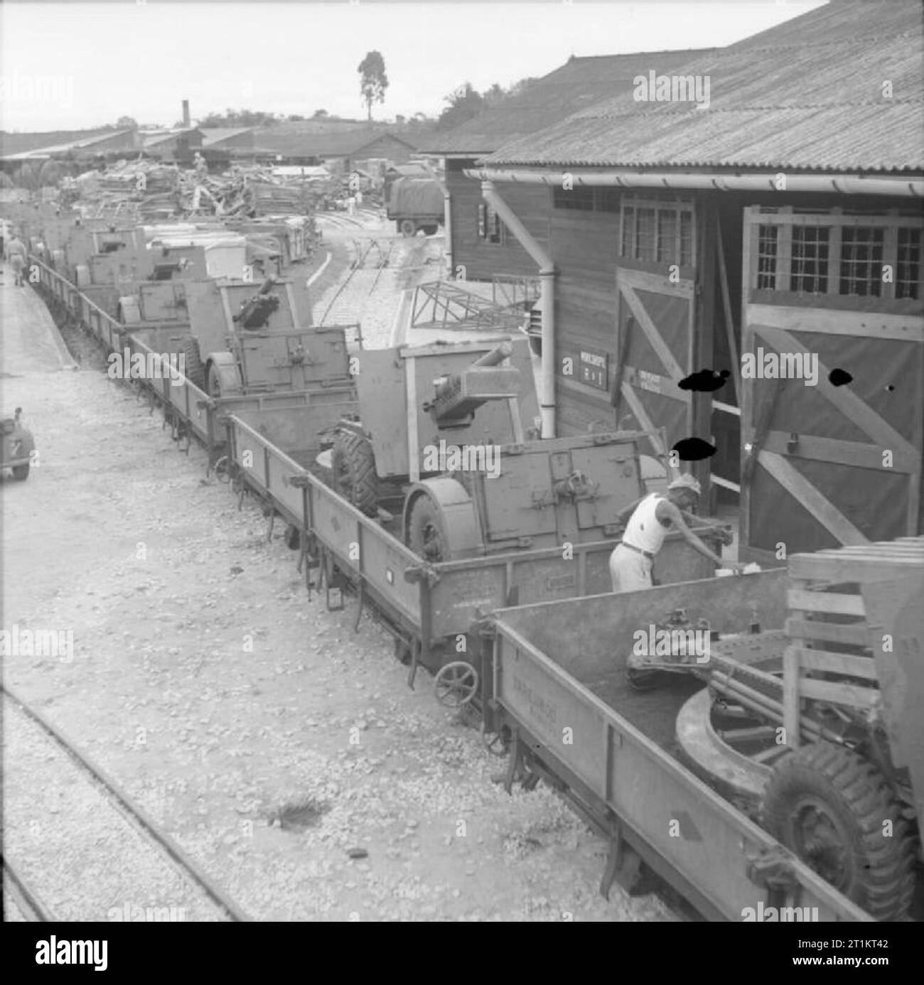 The British Army in Malaya 1941 25-pdr field guns and limbers ready to ...