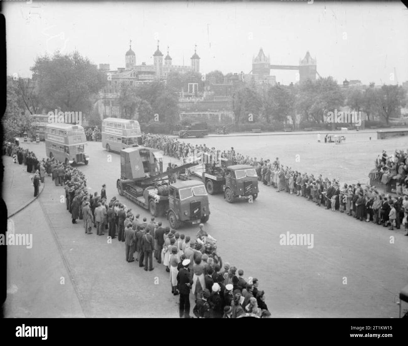 Parade ww2 vehicles hi-res stock photography and images - Alamy