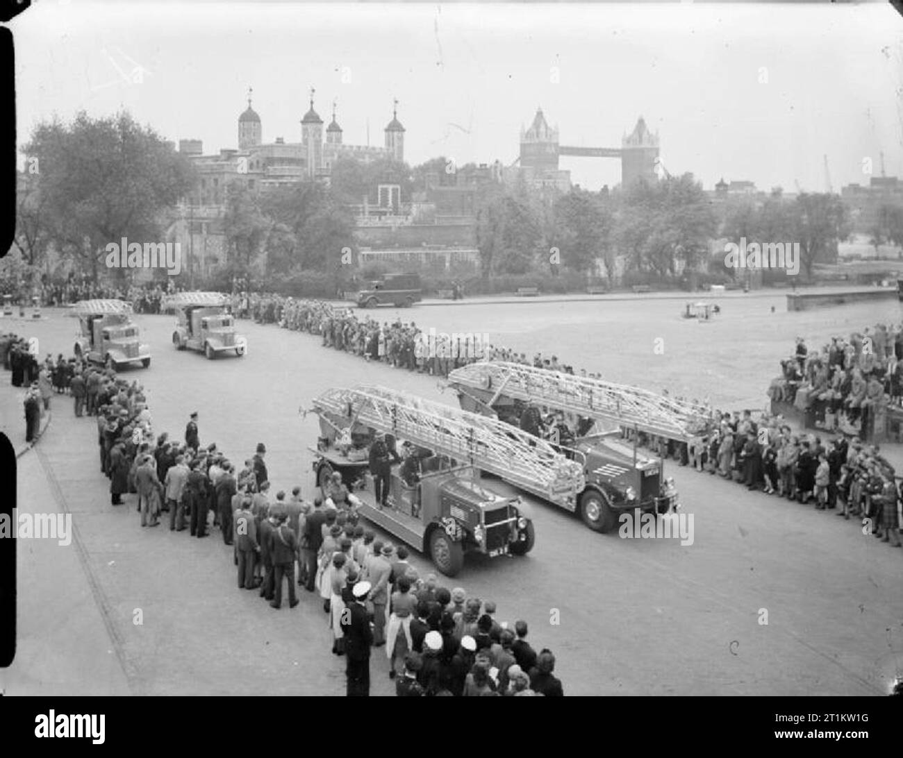 Parade ww2 vehicles hi-res stock photography and images - Alamy