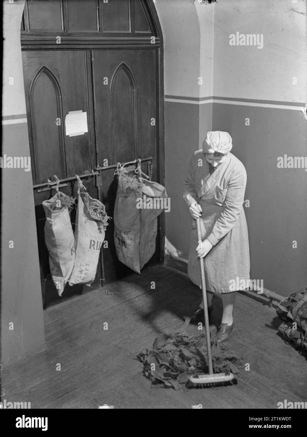Women of the Wvs Garnish Camouflage Nets- War work in London, England ...