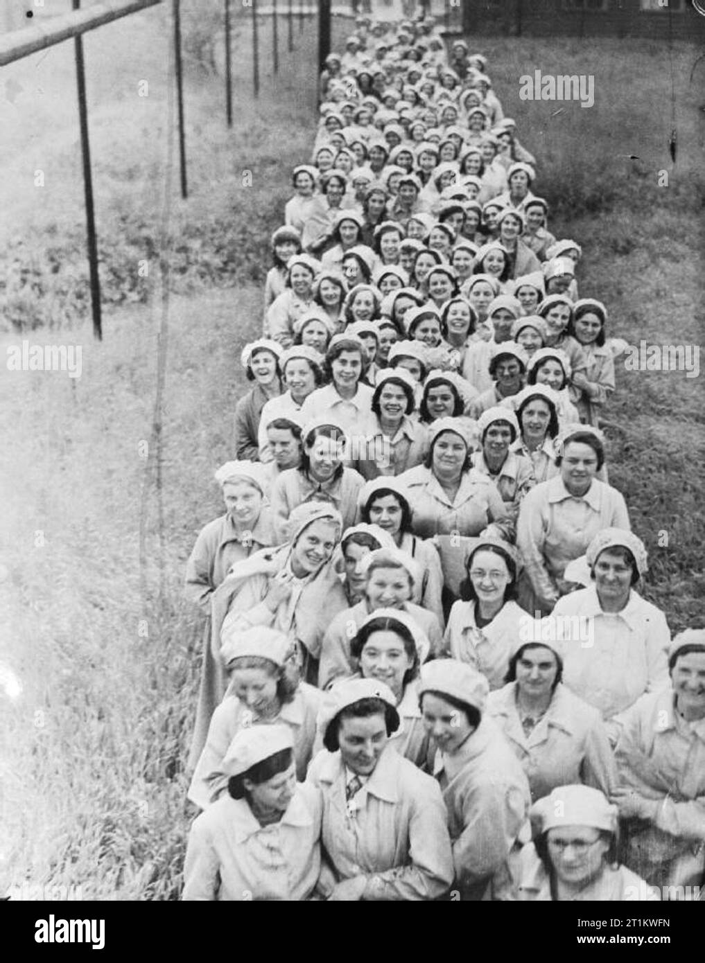 Women War Workers on the Home Front A crowd of female war workers ...