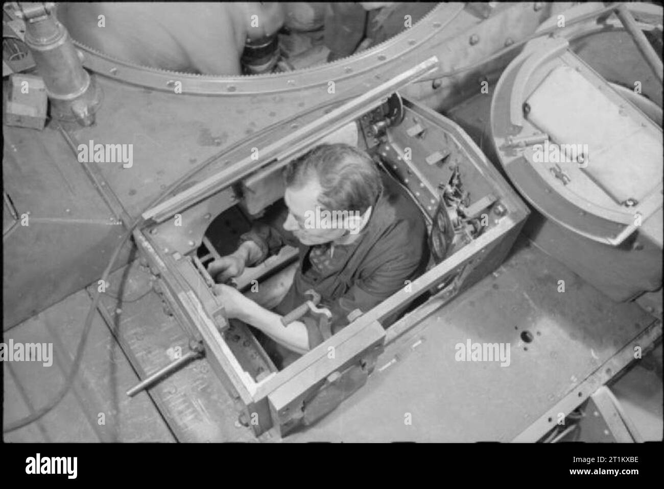 Birth of a British Tank- Tank Production in England, 1941 This worker ...
