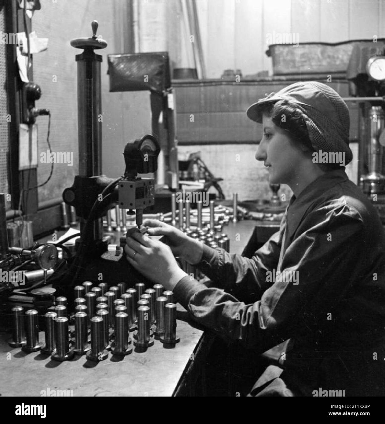 Ww2 field gun 25 hi-res stock photography and images - Alamy
