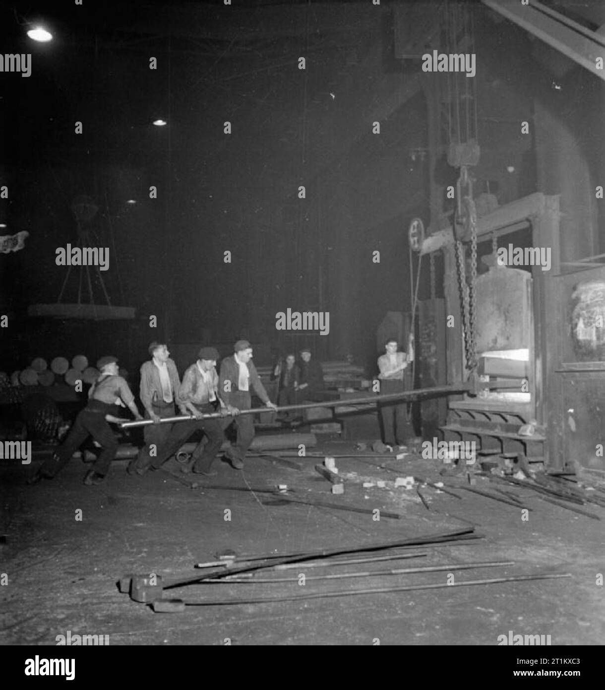 Birth of a Gun- the Production of a 25 Pounder Field Gun, 1942 Men at ...