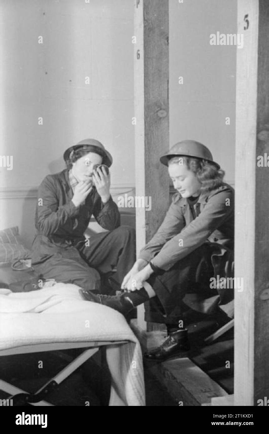 Ww2 lipstick hi-res stock photography and images - Alamy