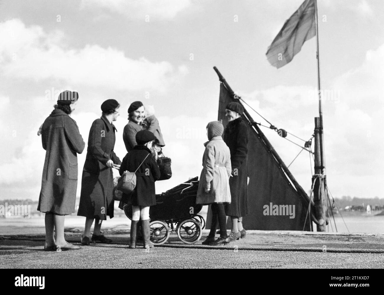 A group of evacuated mothers and children from London at Bideford ...