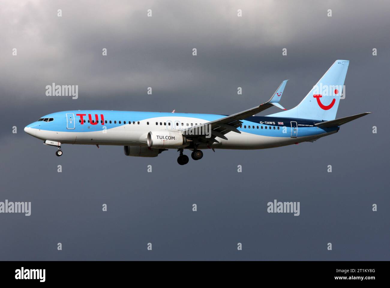 A Boeing 737-800 of TUI approaches London Gatwick Airport in dark skies ...