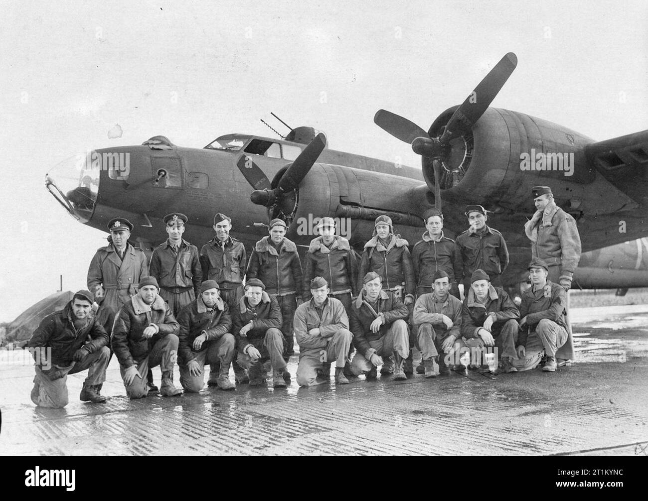 Bomber crew and Ground crew of the 306th Bomb Group with their B-17 ...