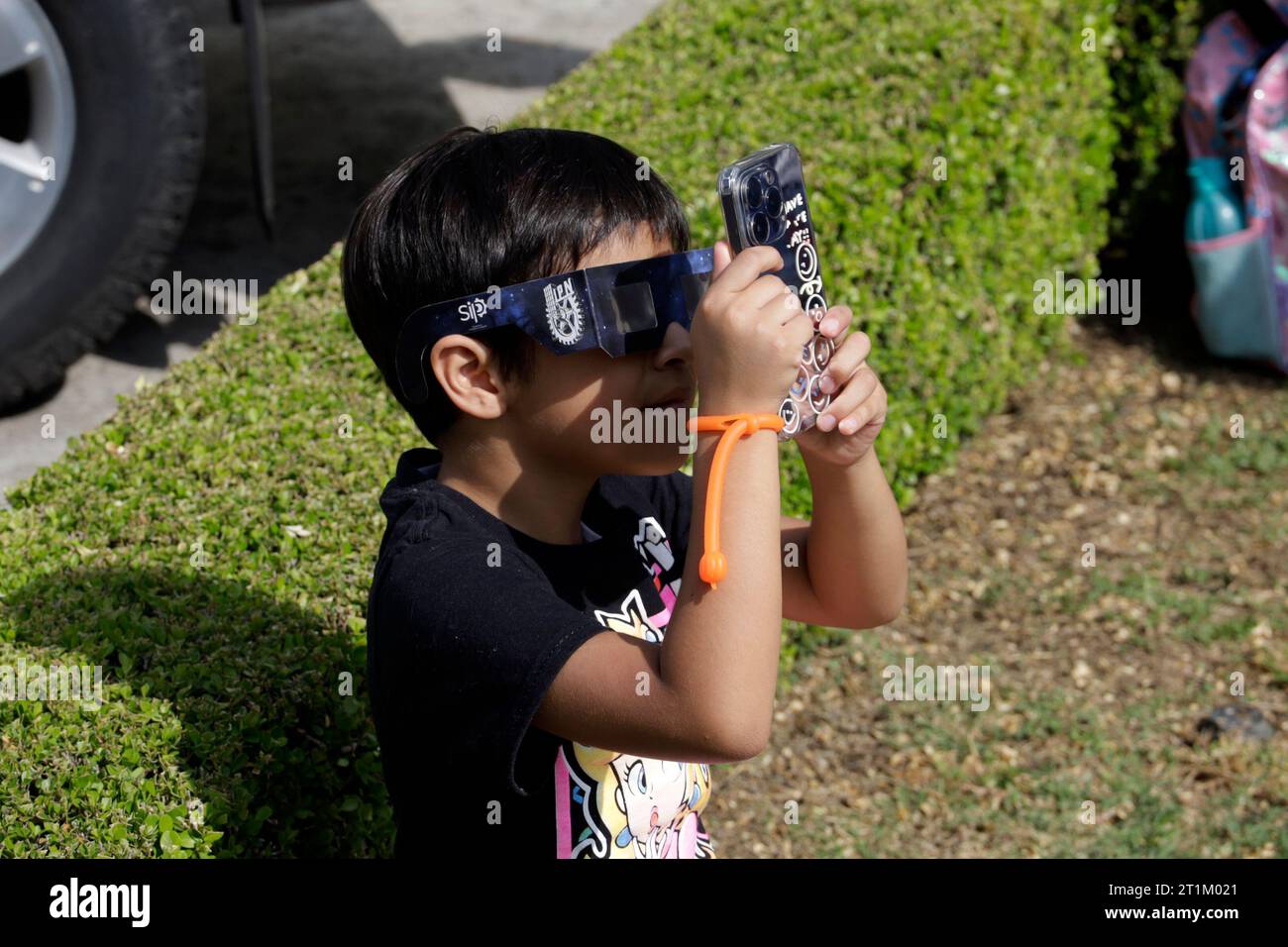 Mexico City, Mexico. 14th Oct, 2023. People observe the annular solar ...
