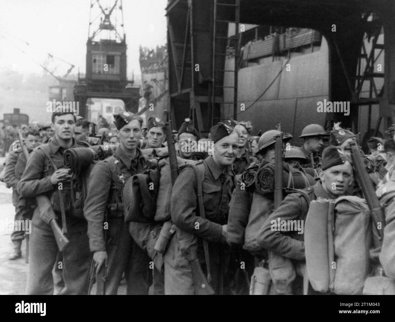 Dunkirk and the Retreat From France 1940 British troops embarking onto ...