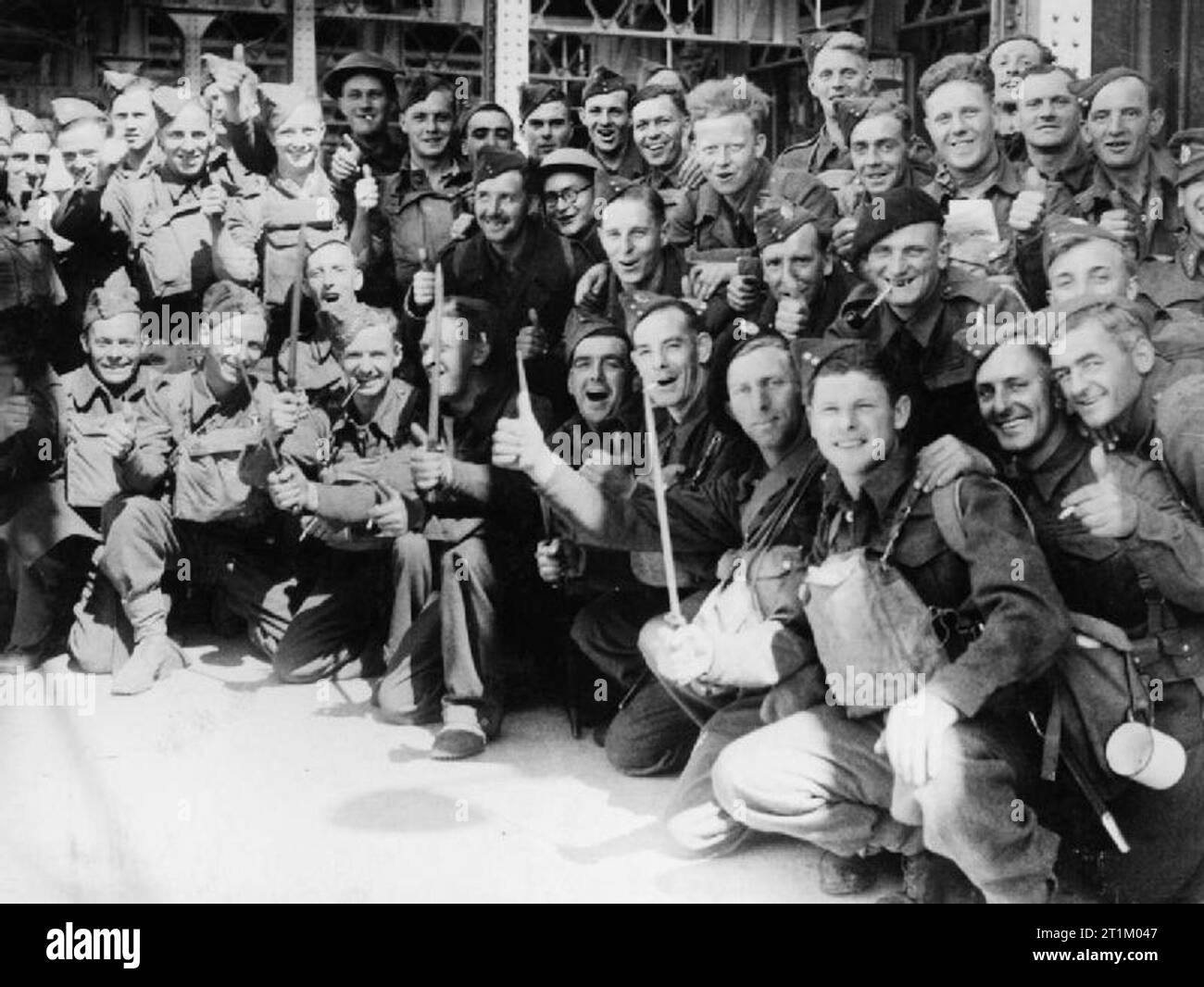 Dunkirk and the Retreat From France 1940 Cheerful British troops ...