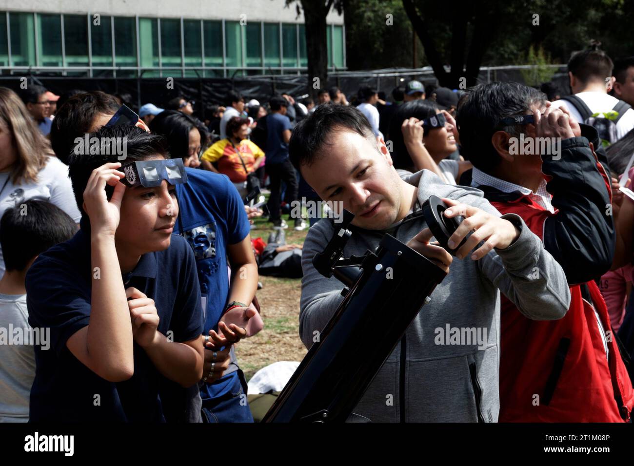 Mexico City, Mexico. 14th Oct, 2023. People observe the annular solar ...