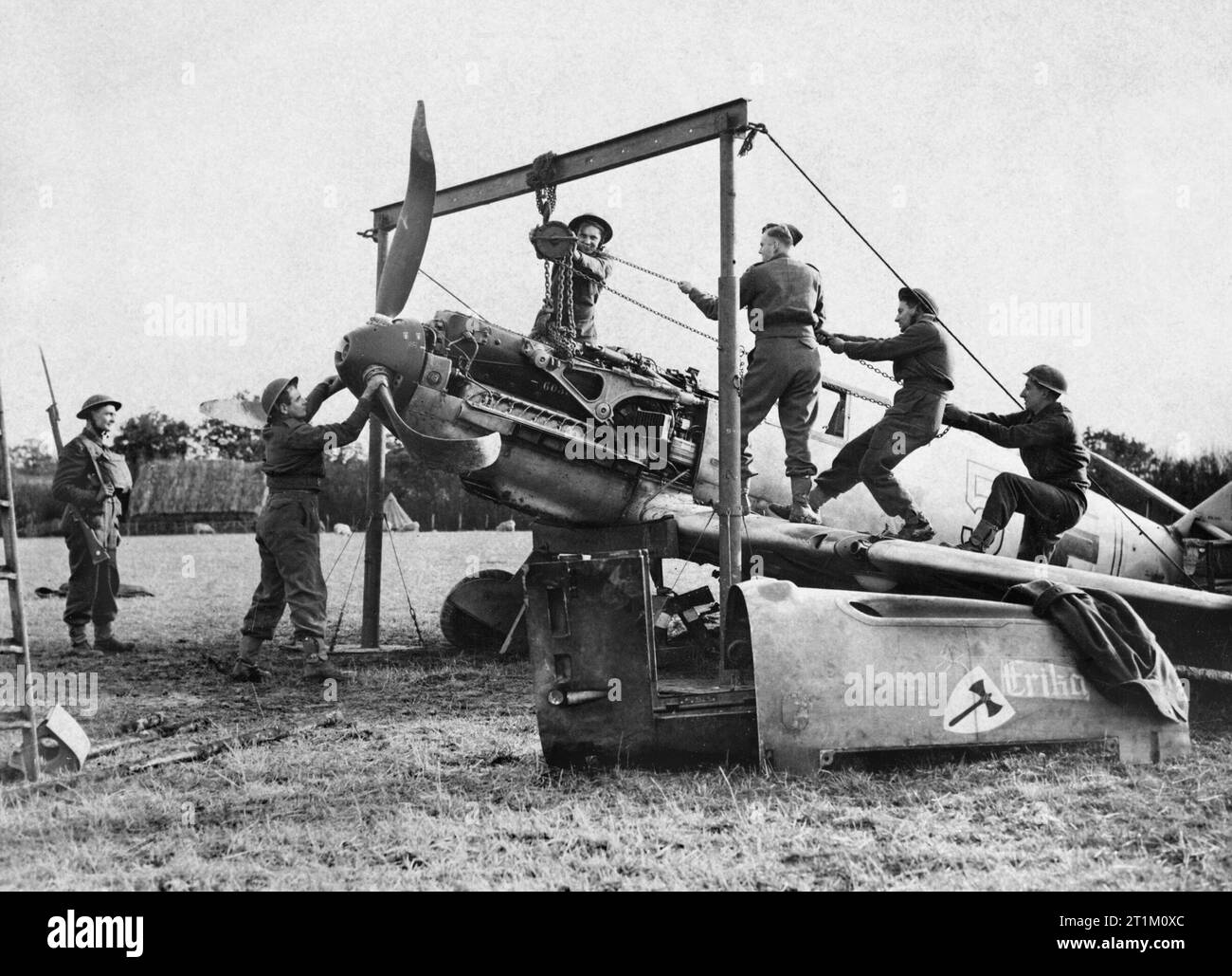 The Battle of Britain RAF personnel dismantle Messerschmitt Bf 109E-4 ...