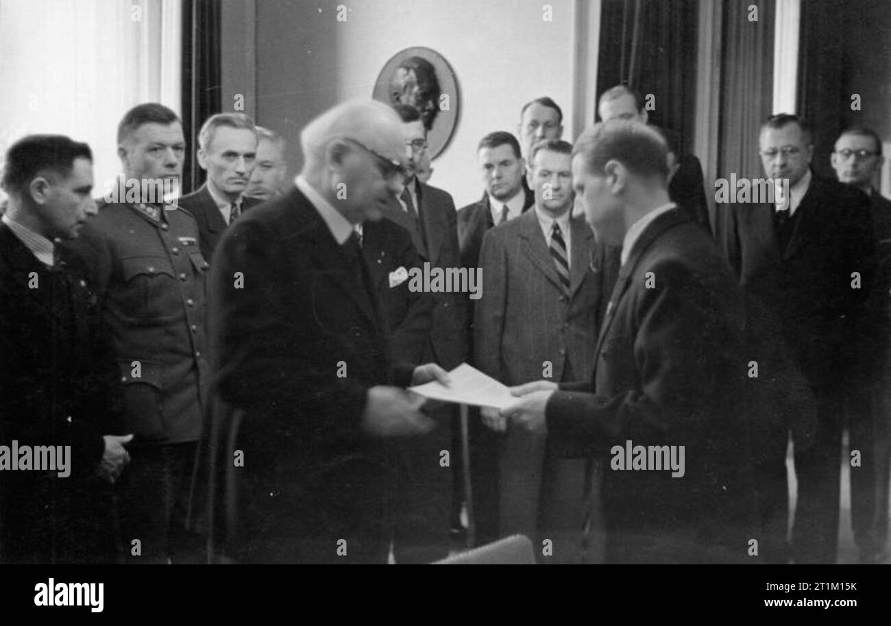 1940 office work Black and White Stock Photos & Images - Alamy