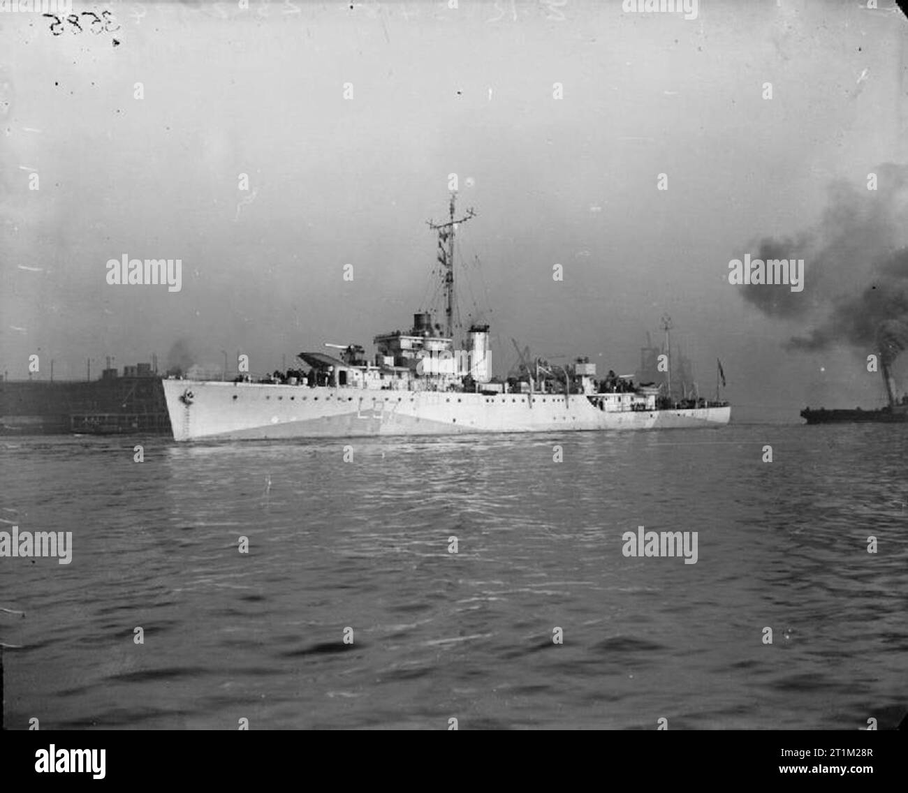 British Grimsby class sloop HMS Aberdeen (L97) underway on the Tyne ...