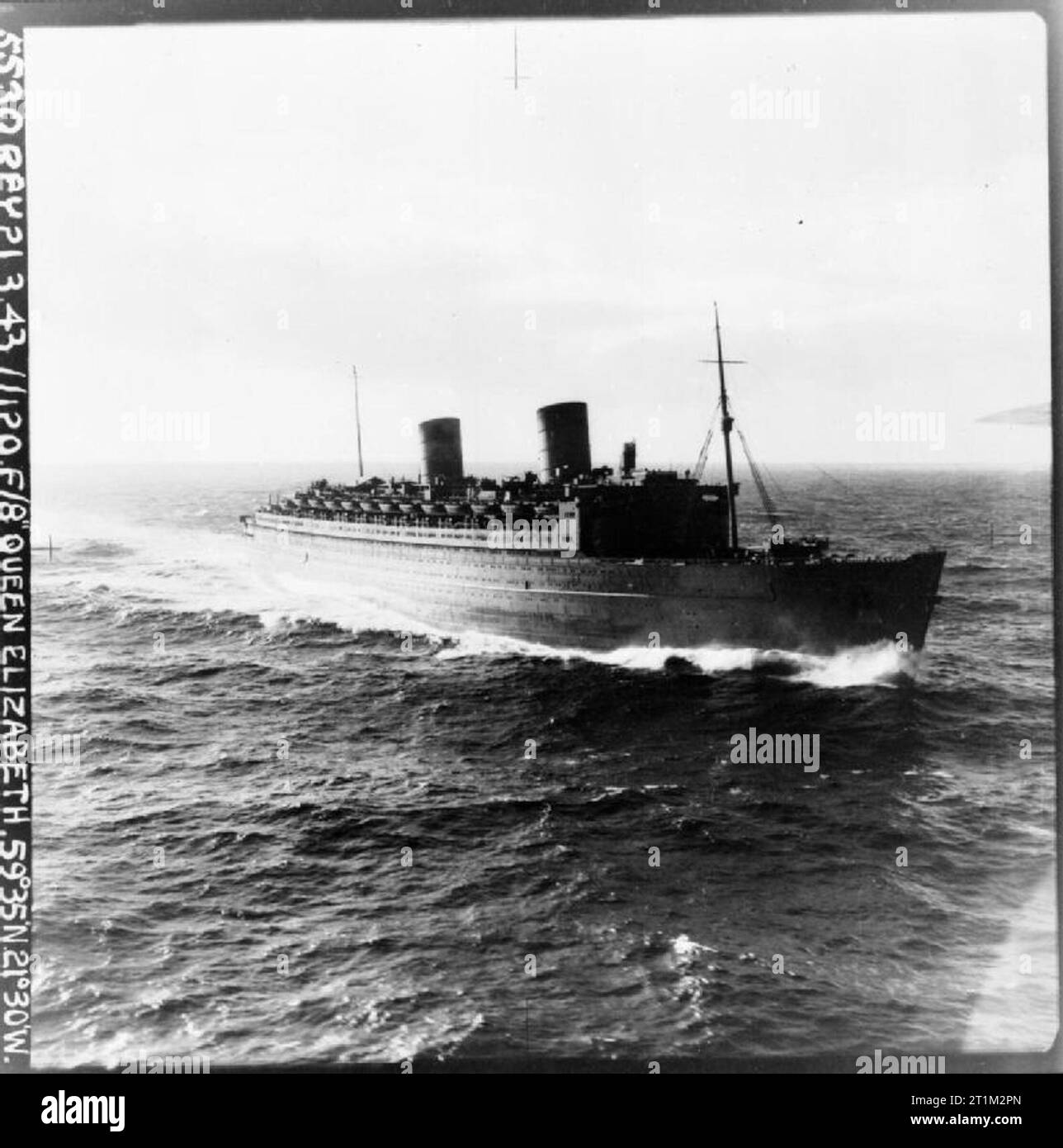 Ss Queen Elizabeth Underway at sea Stock Photo - Alamy